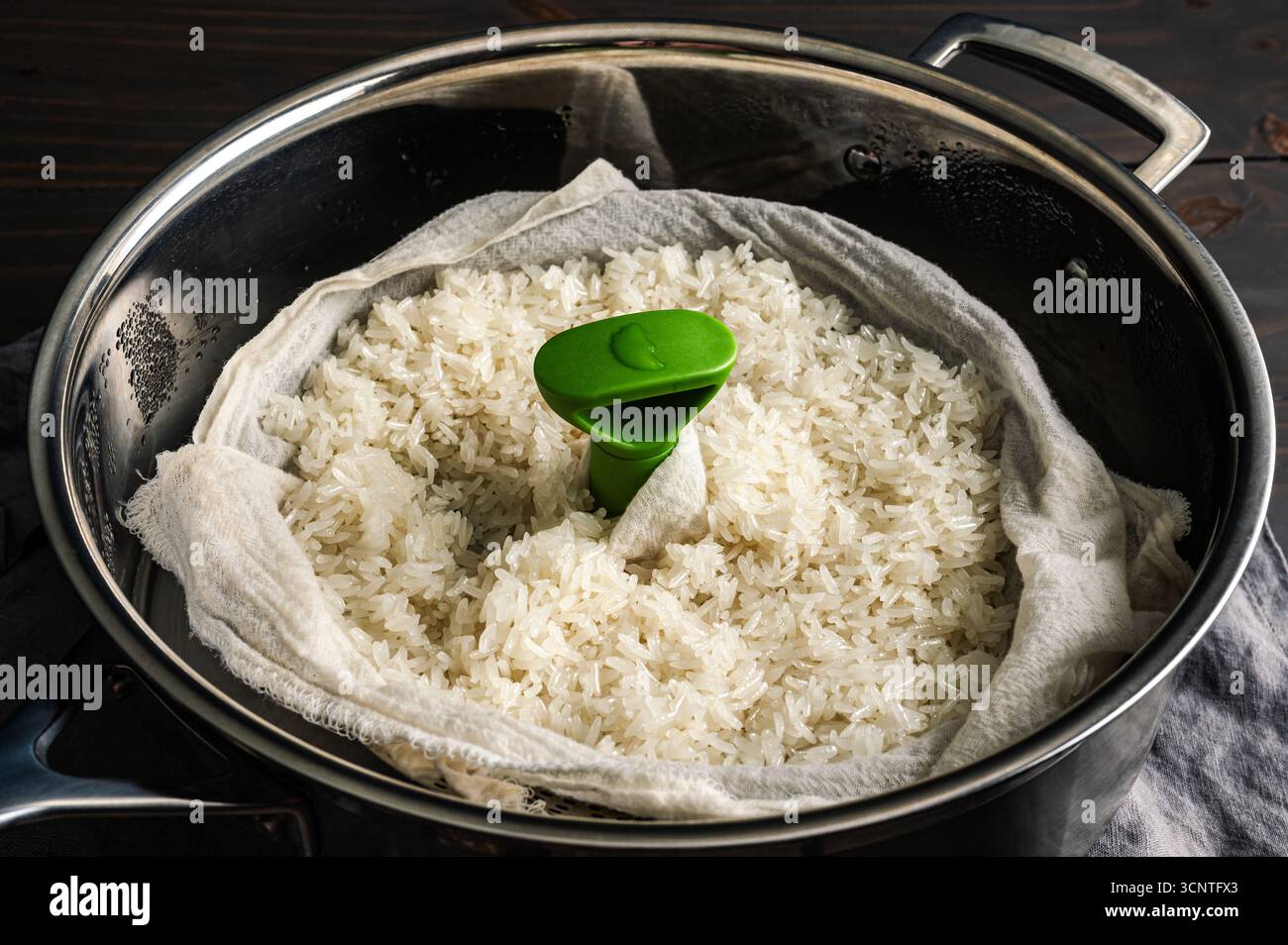 Food steamer insert hi-res stock photography and images - Alamy