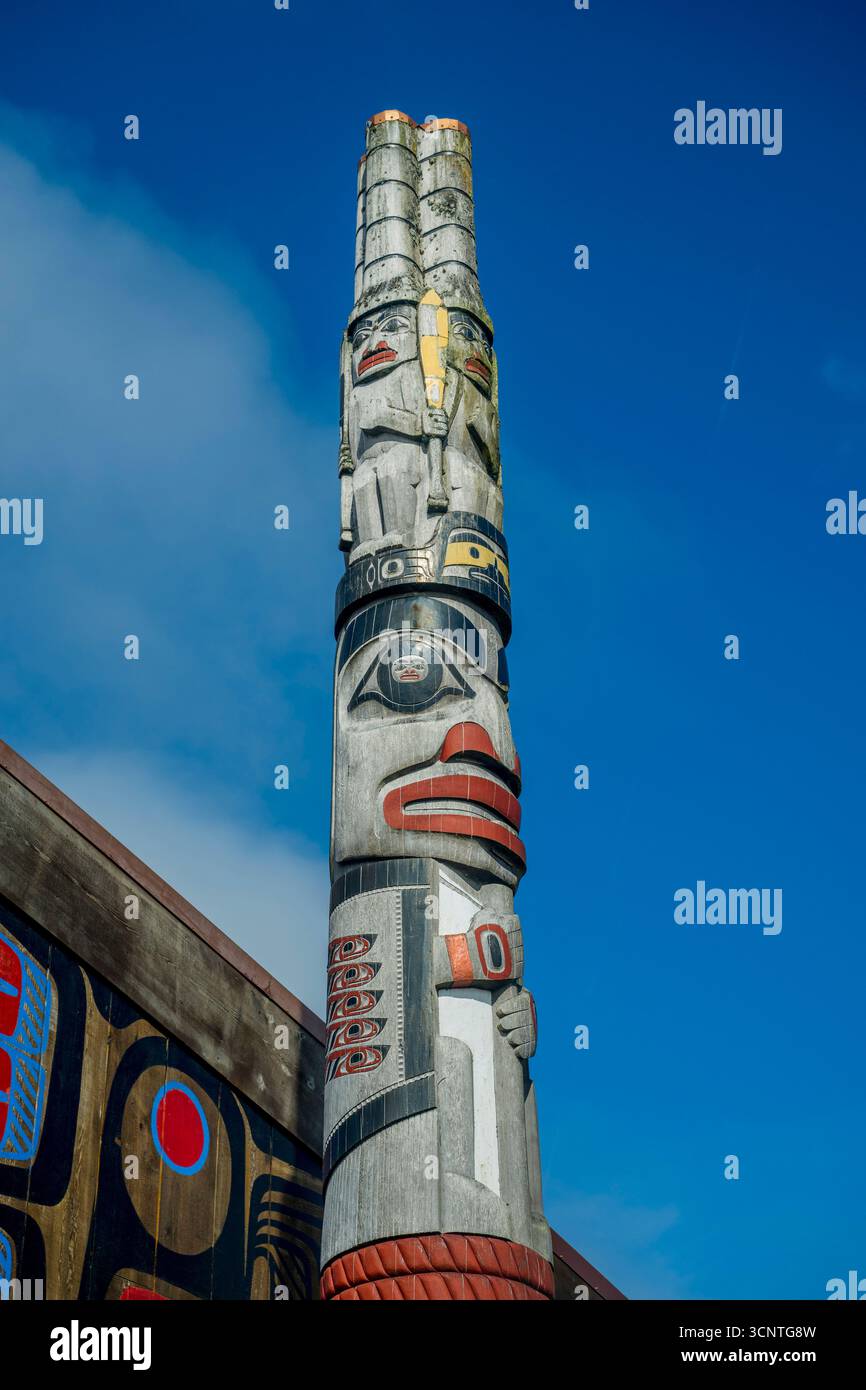Heiltsuk big house hi-res stock photography and images - Alamy