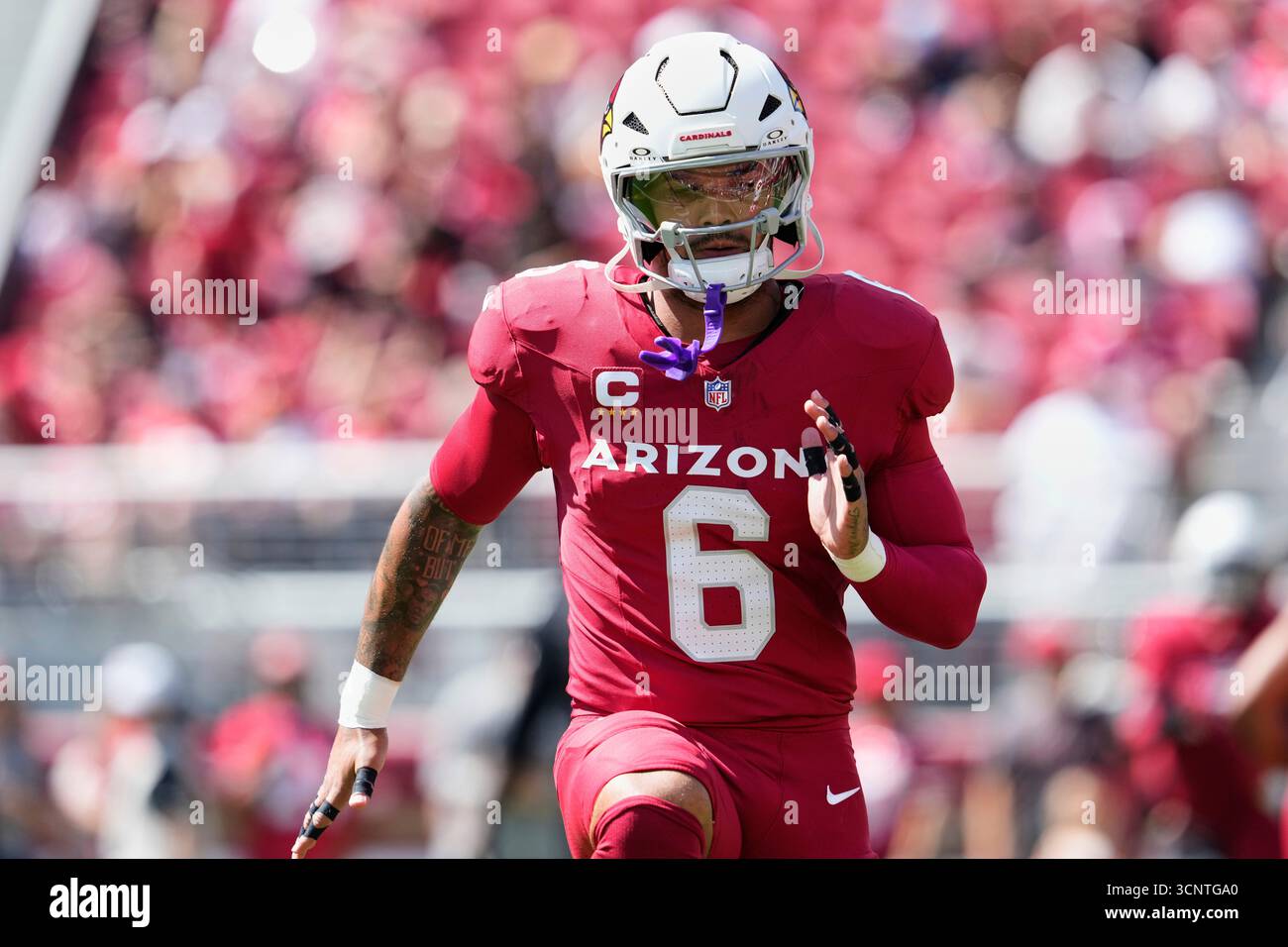 Arizona Cardinals running back James Conner warms up before an NFL ...