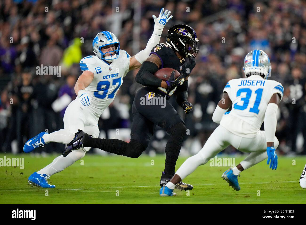 Baltimore Ravens running back Derrick Henry, center, runs for a ...