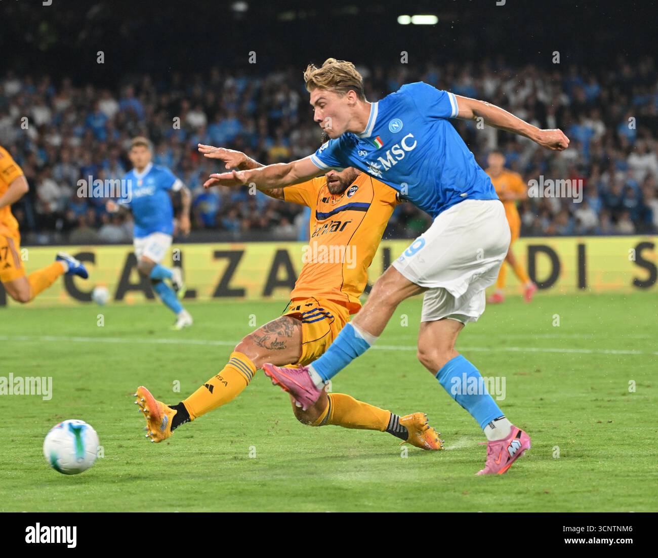 (250923) -- NAPLES, Sept. 23, 2025 (Xinhua) -- Napoli's Rasmus Hojlund ...