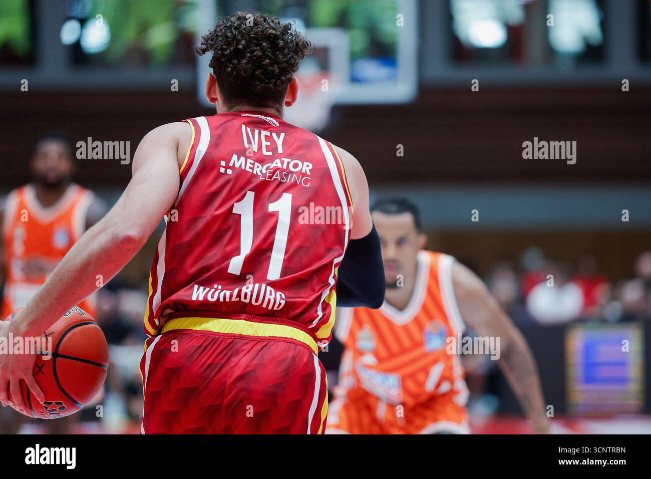 Im Bild: Brae Ivey (Wuerzburg Baskets, 11), Ruecken mit Ball 21.09.2025 ...