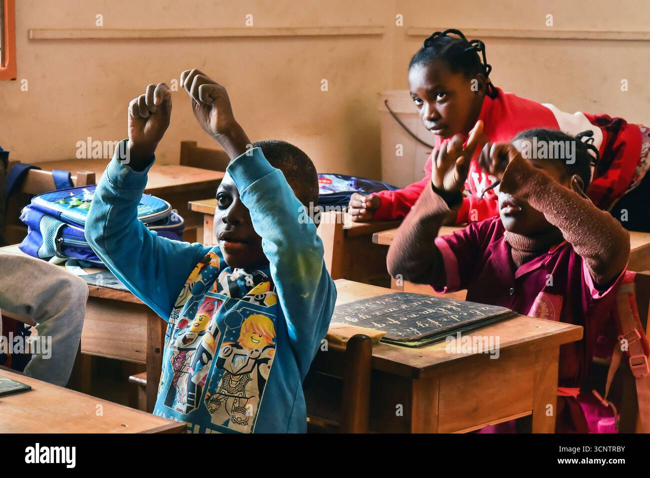 Yaounde, Cameroon. 22nd Sep, 2025. Students attend a sign language ...