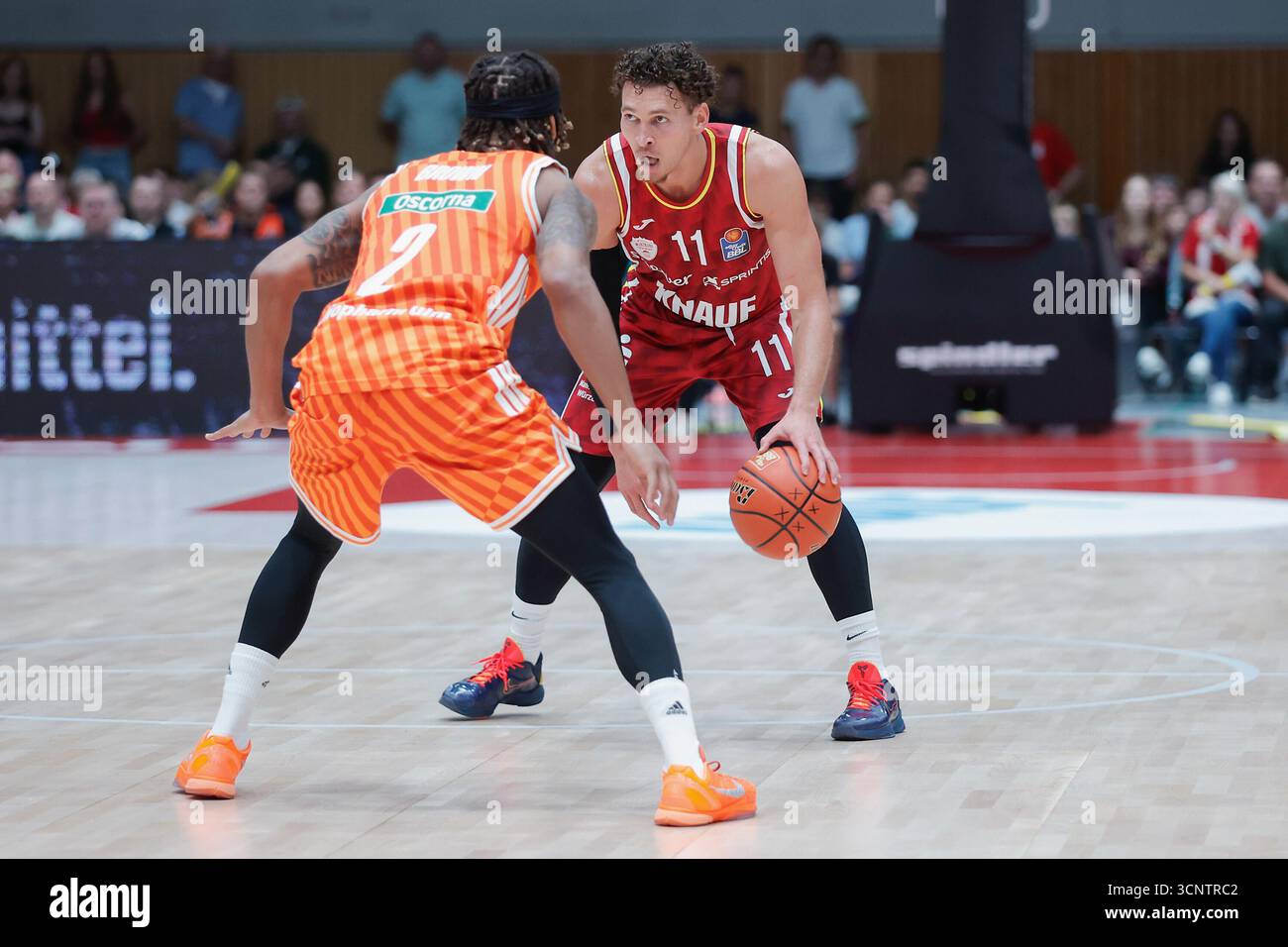 Im Bild: v.li. Bryce Brown (ratiopharm Ulm, 2) gegen Brae Ivey ...
