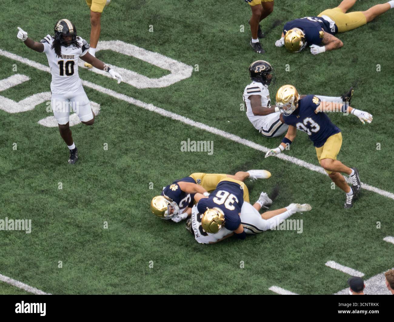 SOUTH BEND, IN - SEPTEMBER 20: Notre Dame Fighting Irish linebacker ...