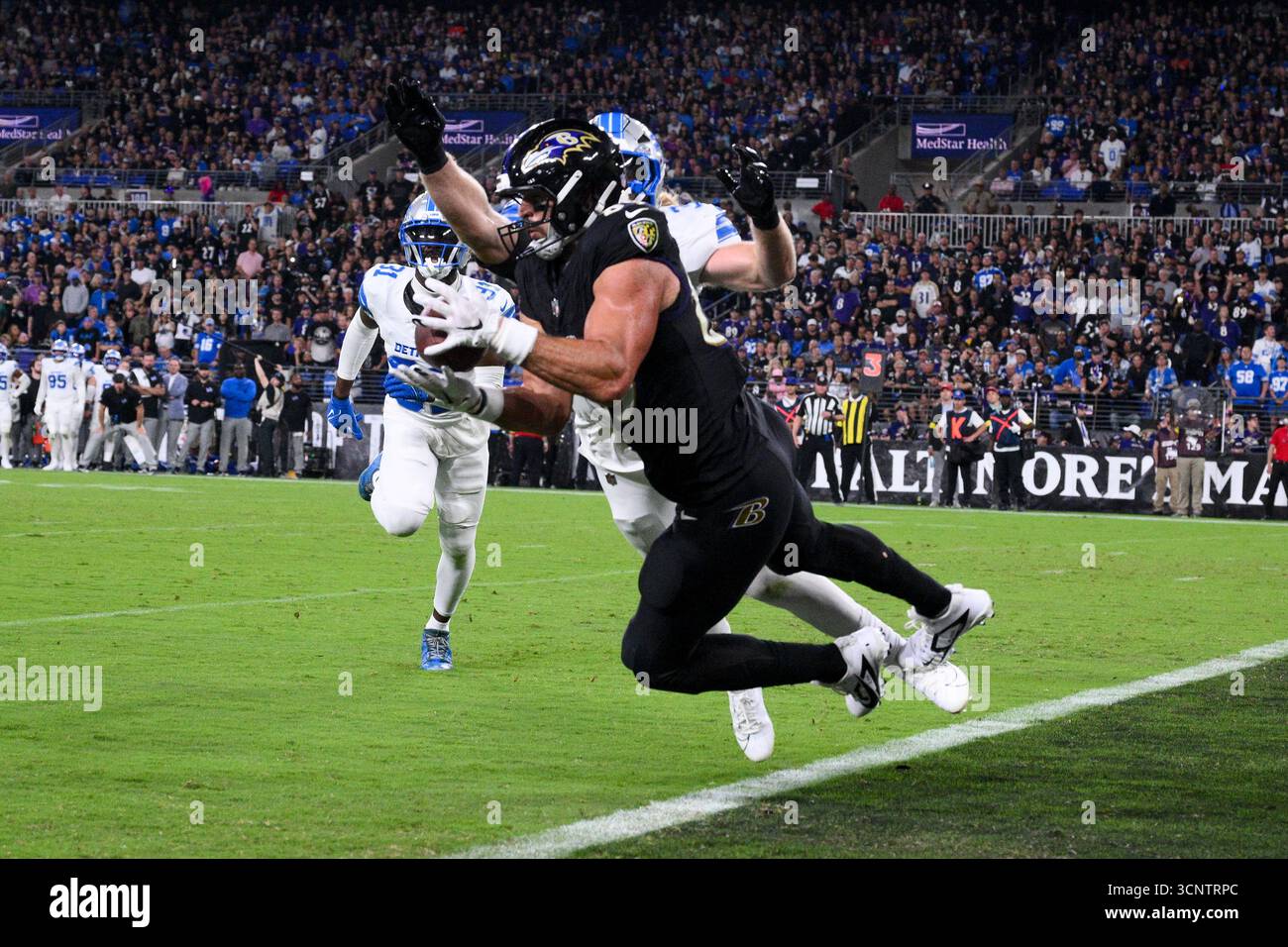 Baltimore Ravens tight end Mark Andrews, front, catches a touchdown ...