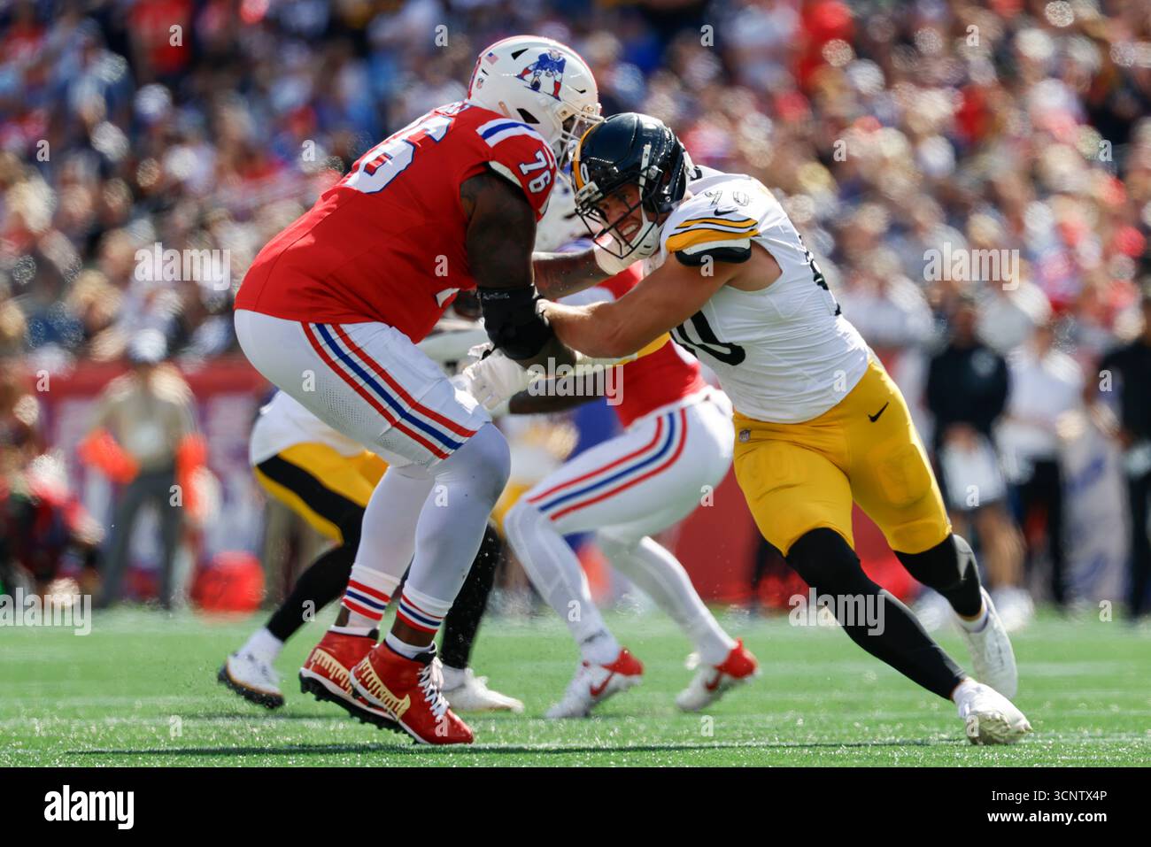 Pittsburgh Steelers outside linebacker TJ. Watt (90) battles with New ...