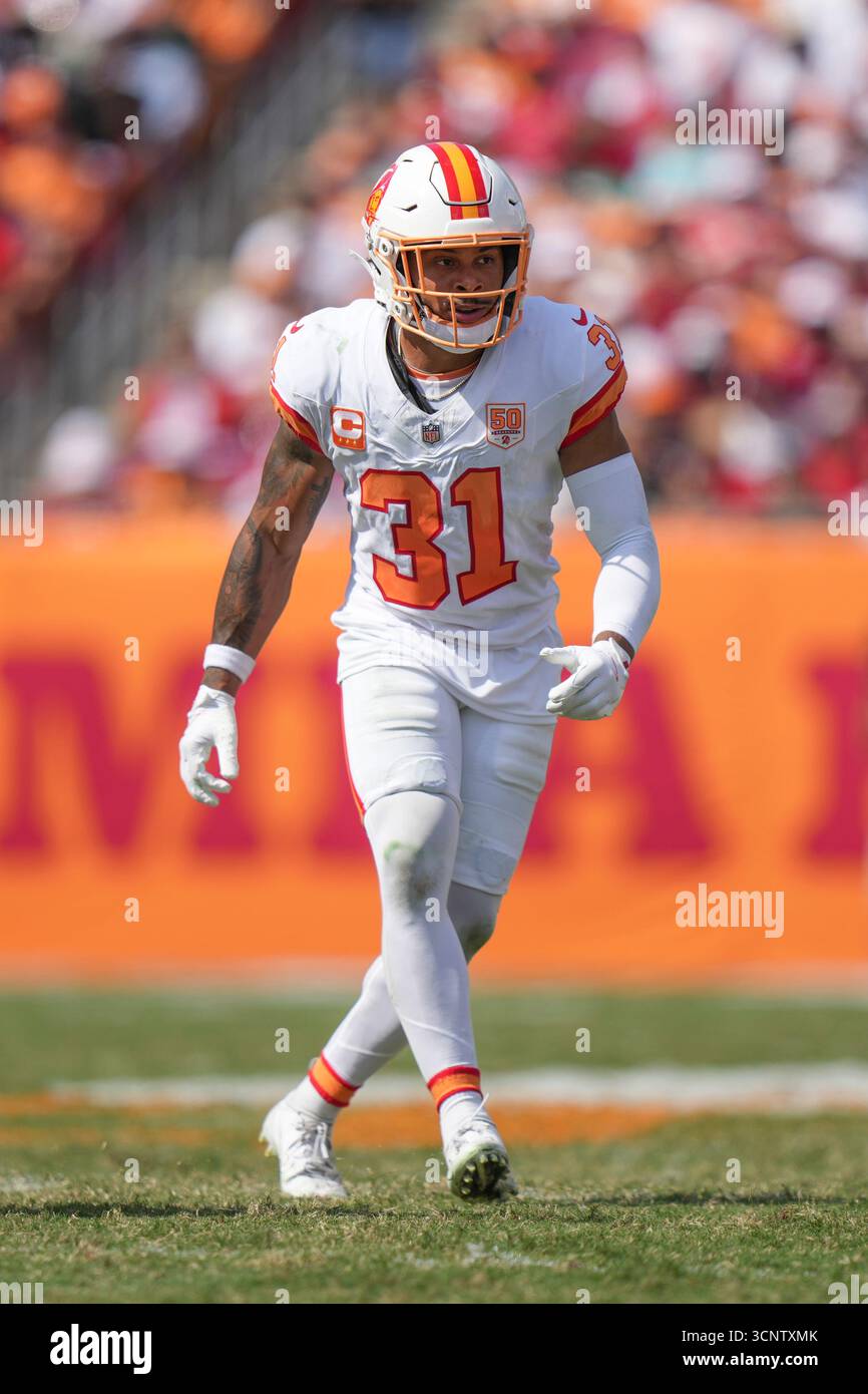 Tampa Bay Buccaneers safety Antoine Winfield Jr. (31) creeps toward the ...