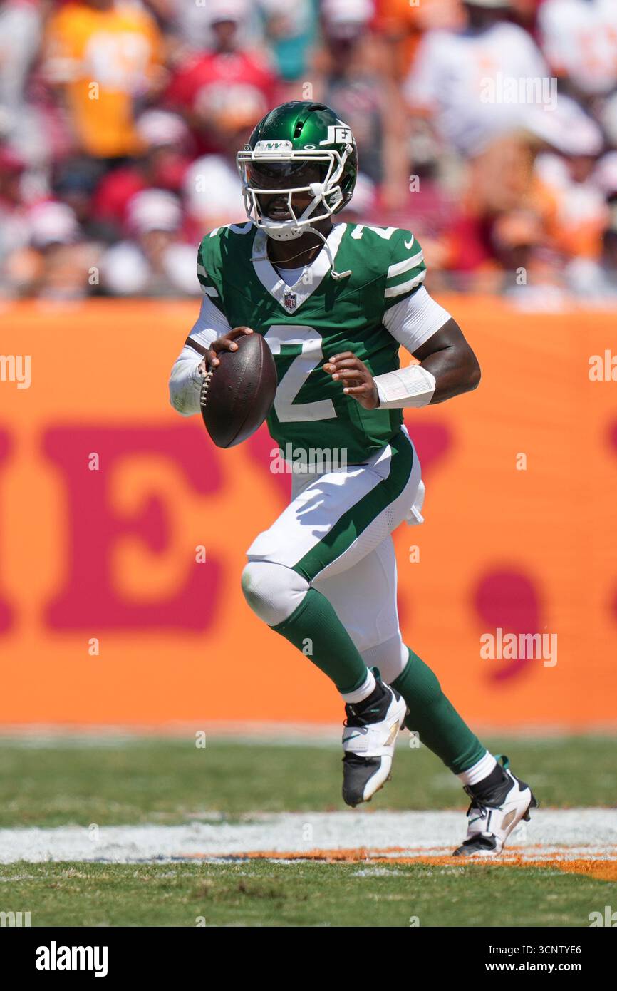 New York Jets quarterback Tyrod Taylor (2) rushes with the ball during ...