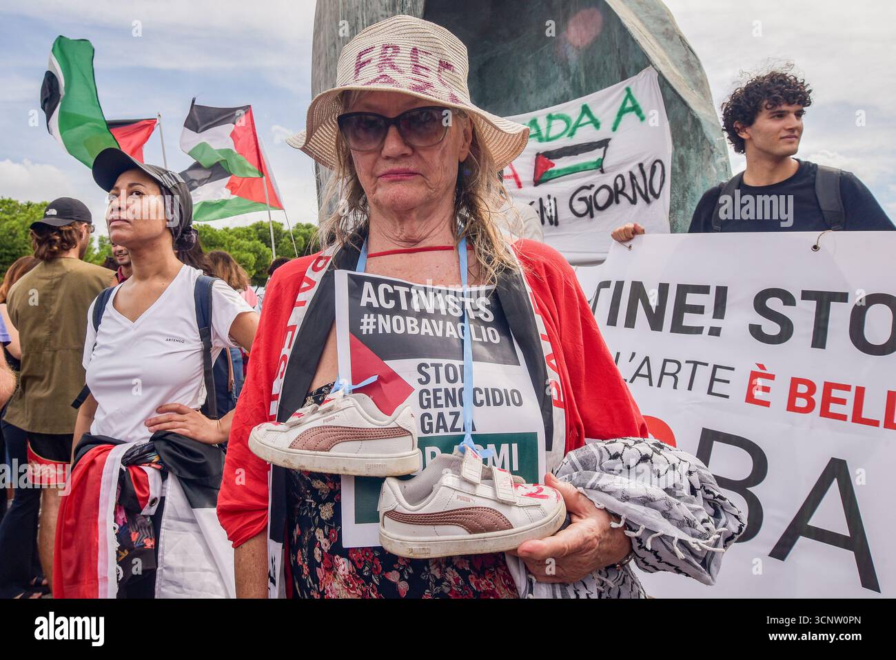 A sign in solidarity with Palestine seen during the protest supporting ...