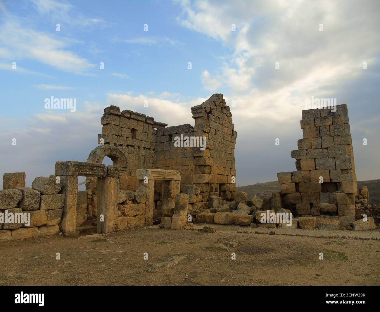 The ancient ruins of Zerzevan Castle in Eastern Turkey Stock Photo - Alamy