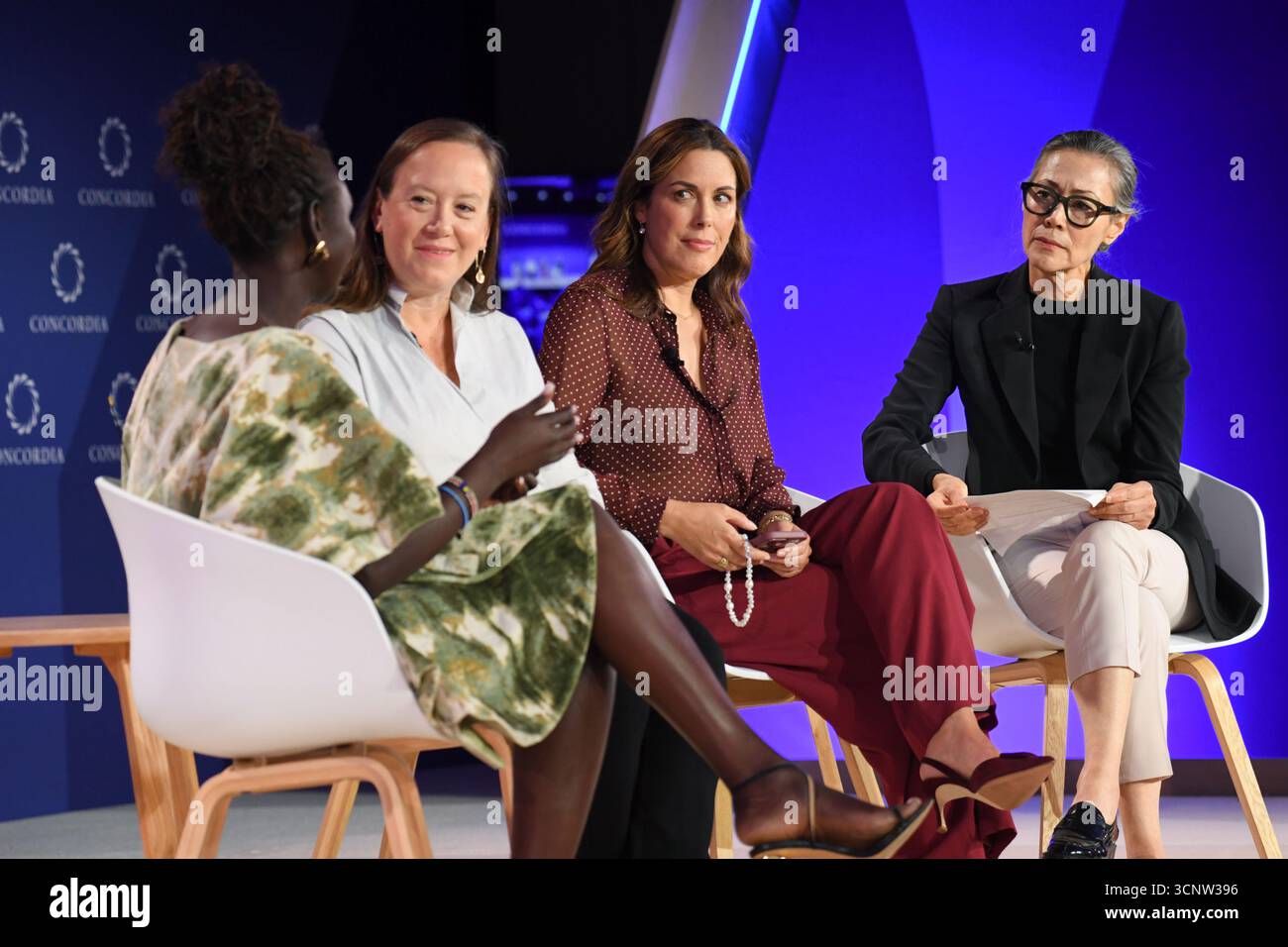 Mary Maker, Suzanne Ehlers, Jessica de Rothschild and Ann Curry attend ...