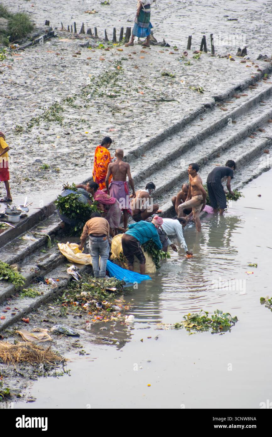 KOLKATA, WEST BENGAL, INDIA - FEBRUARY 20, 2024 people bathing in the ...