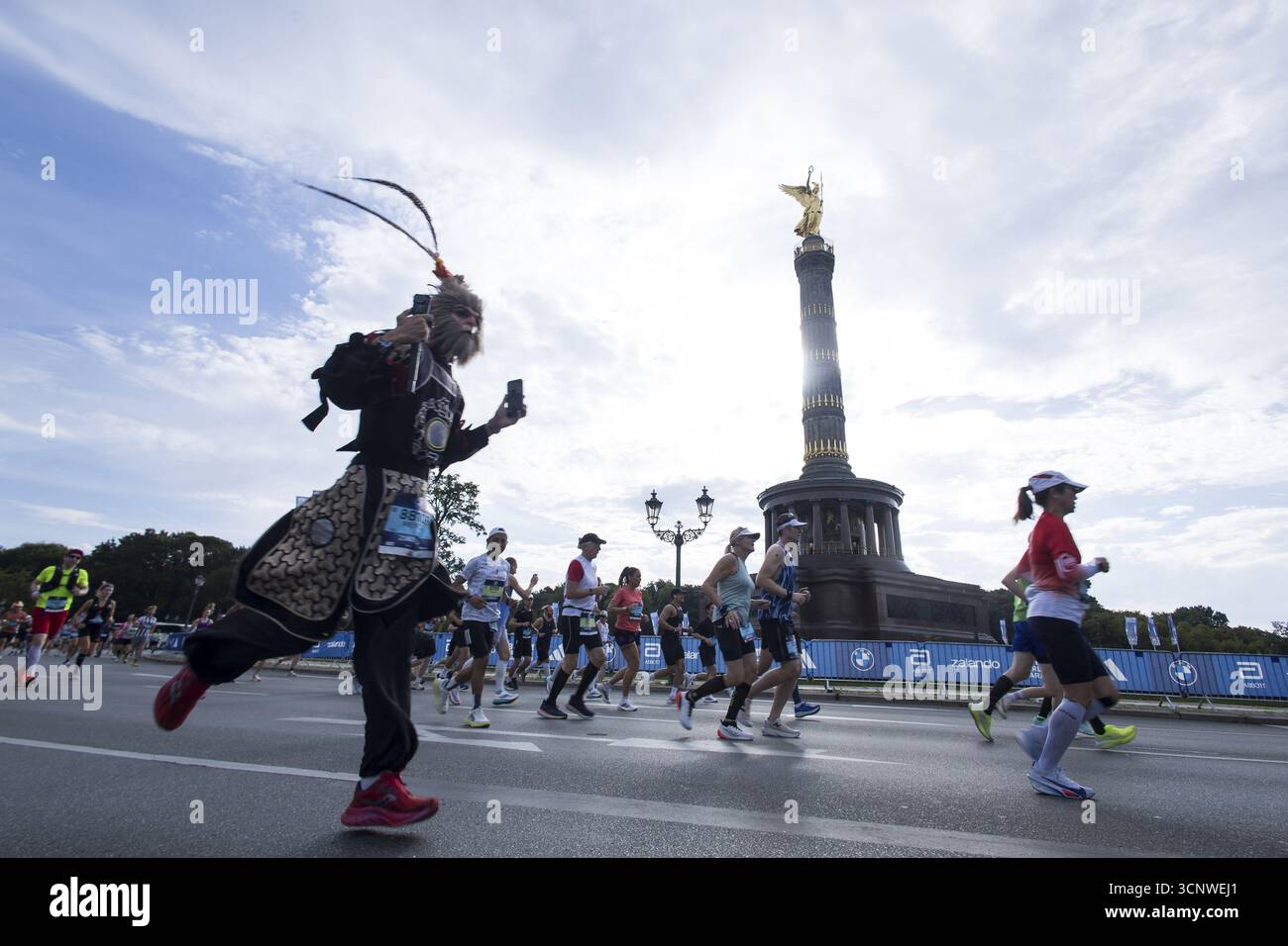 A disguised runner runs around the Victory Column against the backlight ...
