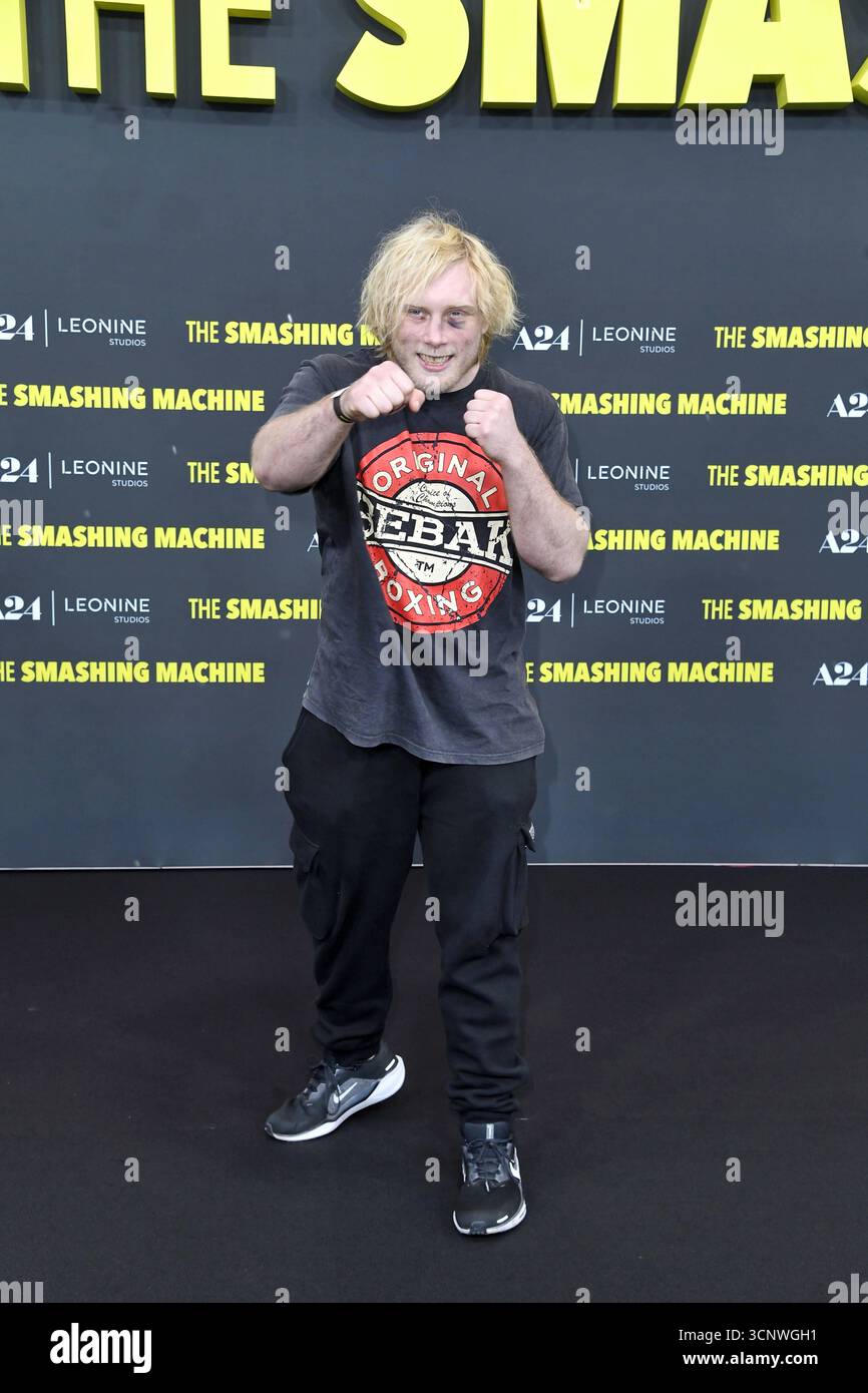 Frederic Vosgroene der Neandertaler bei der Deutschlandpremiere von THE ...