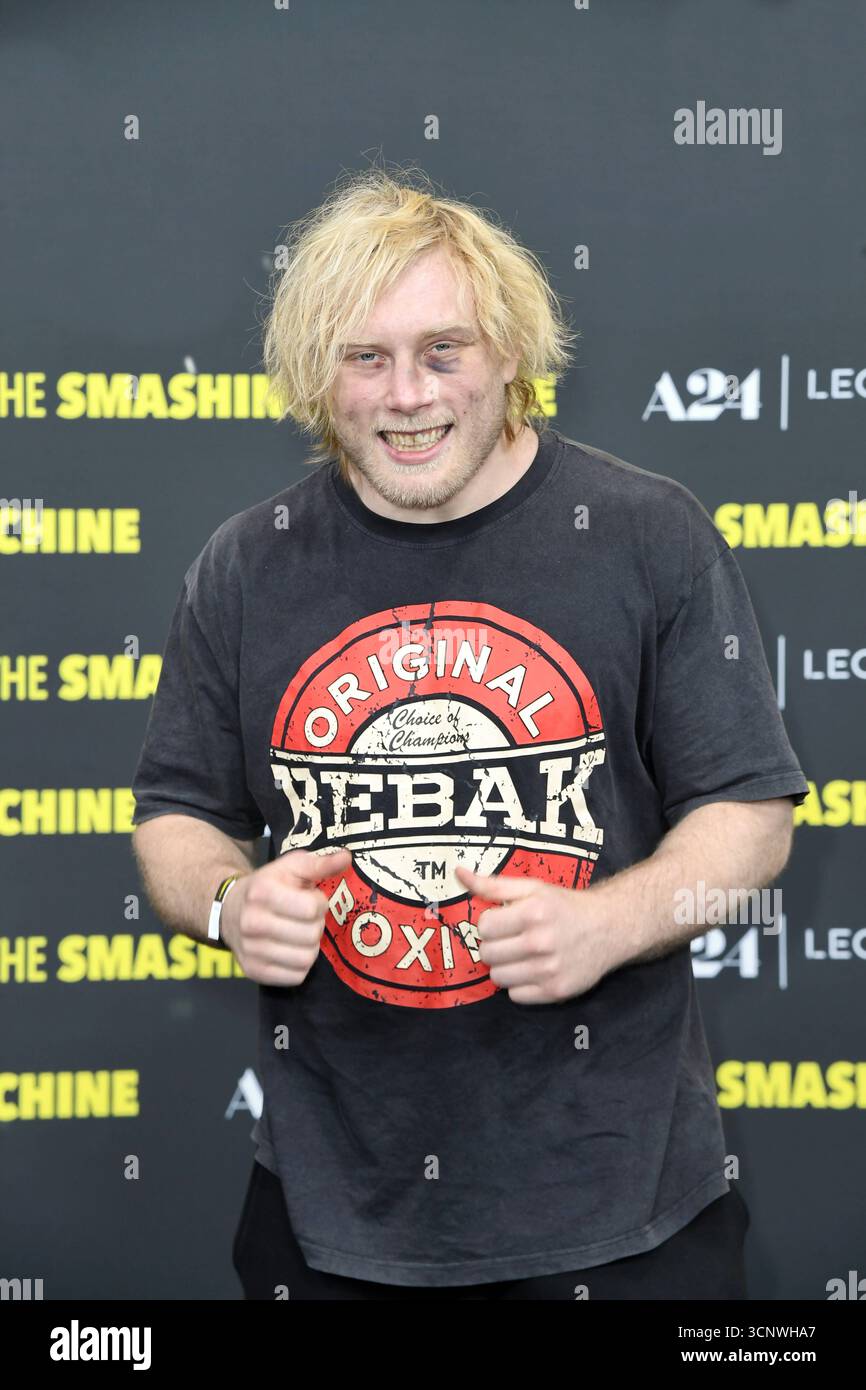 Frederic Vosgroene der Neandertaler bei der Deutschlandpremiere von THE ...