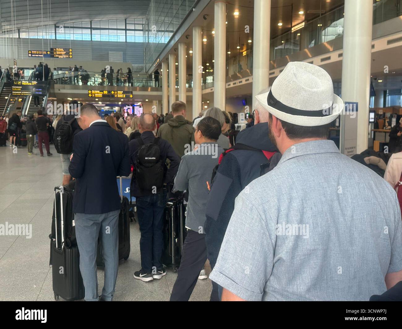 Kopenhagen, Denmark. 23rd Sep, 2025. Travelers wait at a service ...