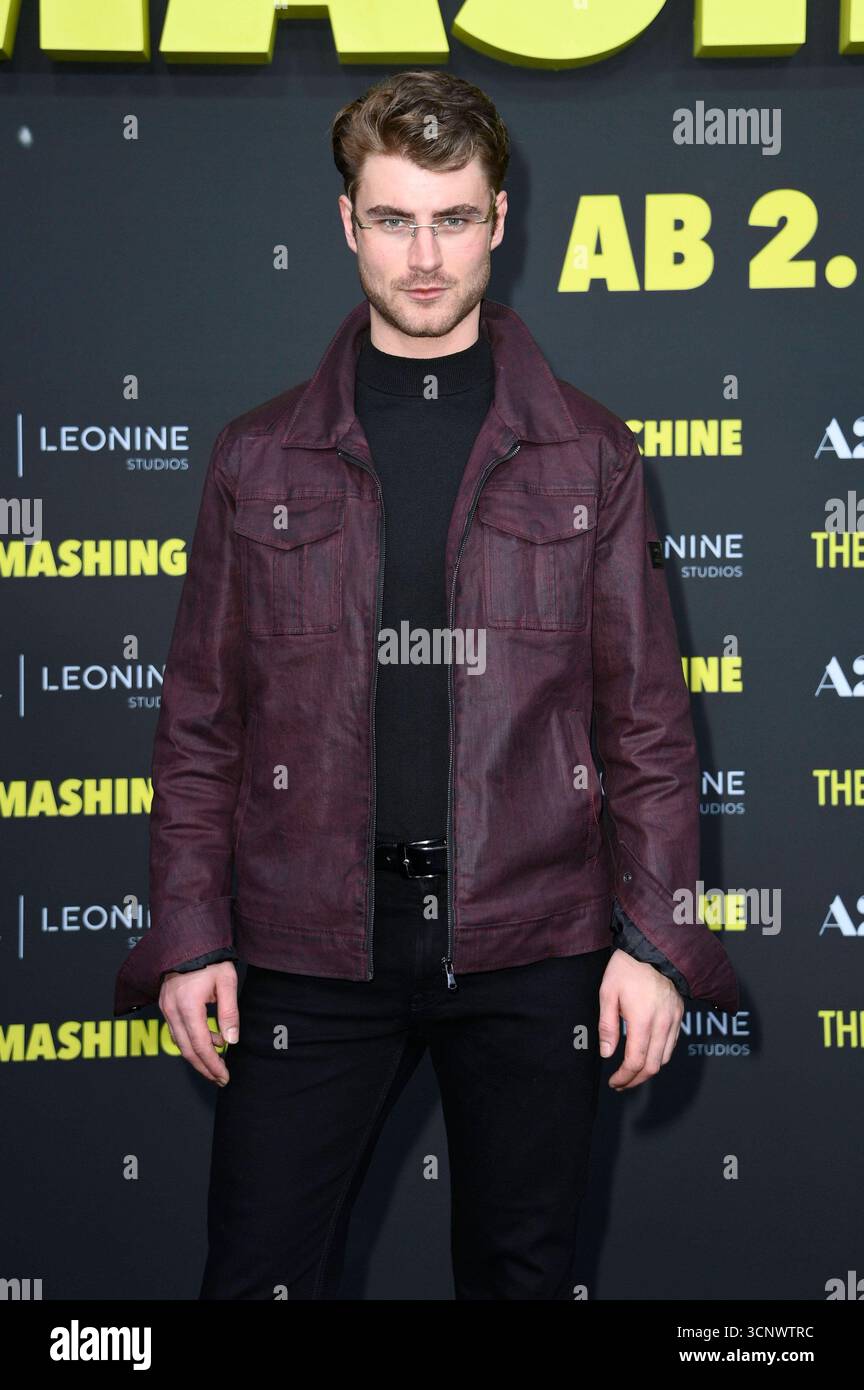 Linus Weber bei der Premiere des Kinofilms The Smashing Machine im Zoo ...