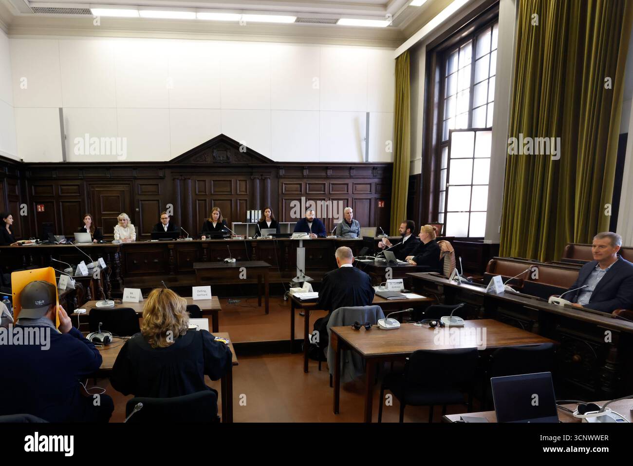 23 September 2025, Hamburg: Judge Isabel Hildebrandt (back, M ...