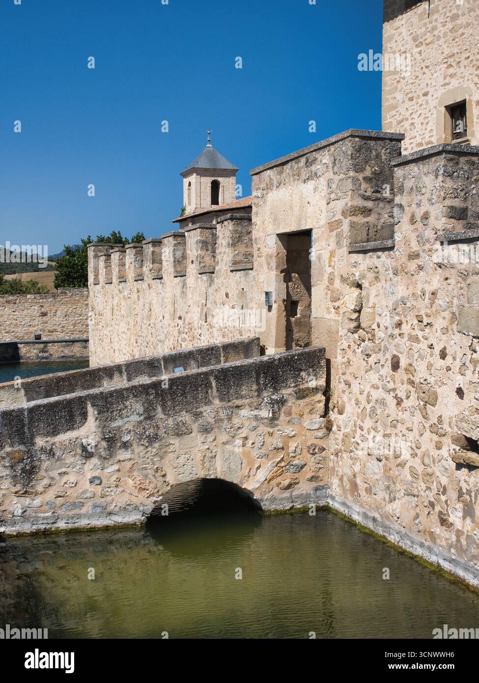 Medieval castle wide moat stands hi-res stock photography and images ...