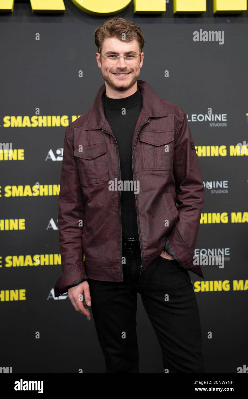 Linus Weber bei der Premiere des Kinofims The Smashing Machine im Zoo ...