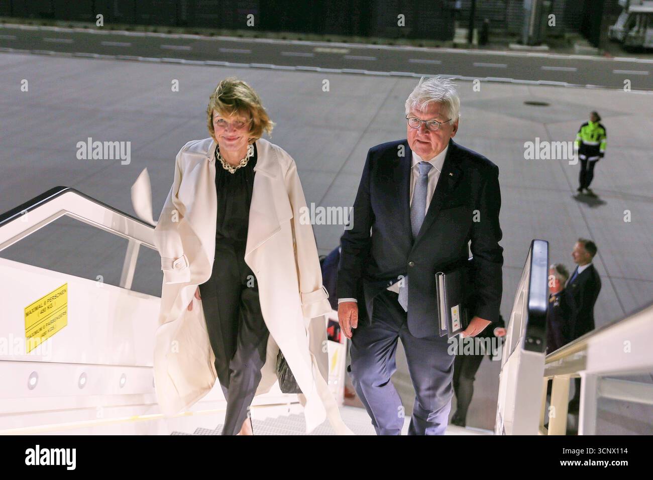 Treppe zum flugzeug hi-res stock photography and images - Alamy