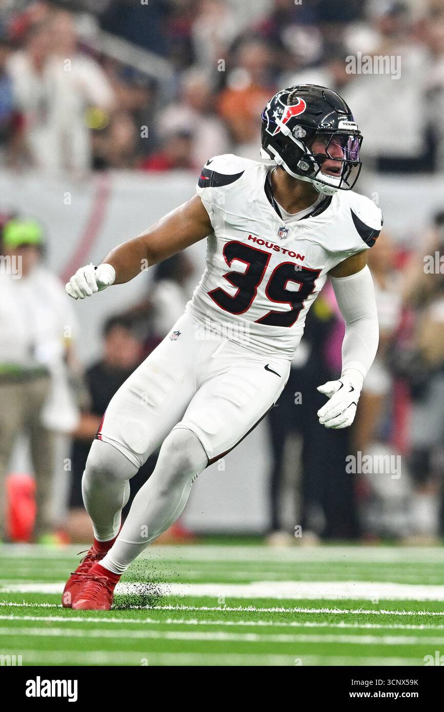 Houston Texans linebacker Henry To'oTo'o (39) defends in coverage ...