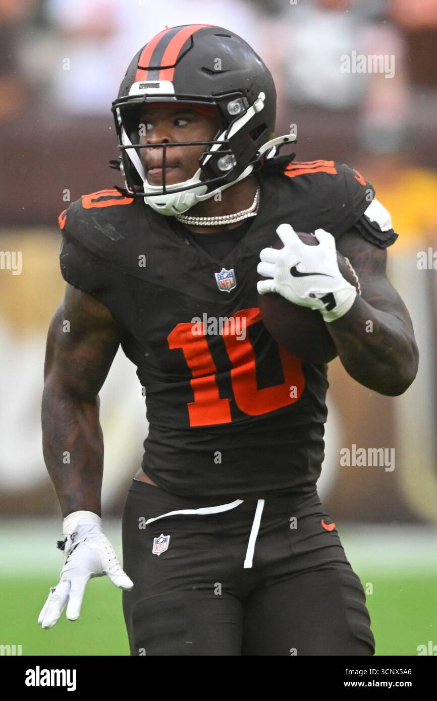 Cleveland Browns running back Quinshon Judkins (10) runs with the ball ...