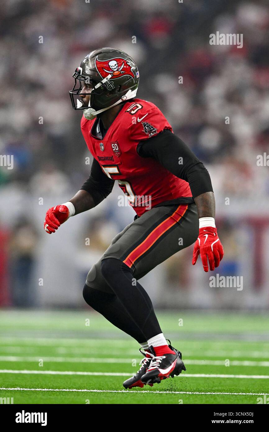 Tampa Bay Buccaneers linebacker Haason Reddick (5) defends in coverage ...