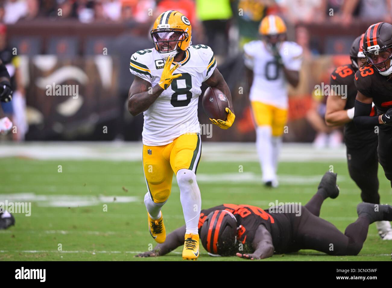 Green Bay Packers running back Josh Jacobs (8) runs with the ball ...