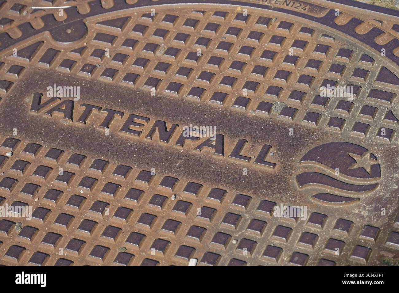 Logo Vattenfall, Gullideckel, Berlin, Deutschland *** Logo Vattenfall ...