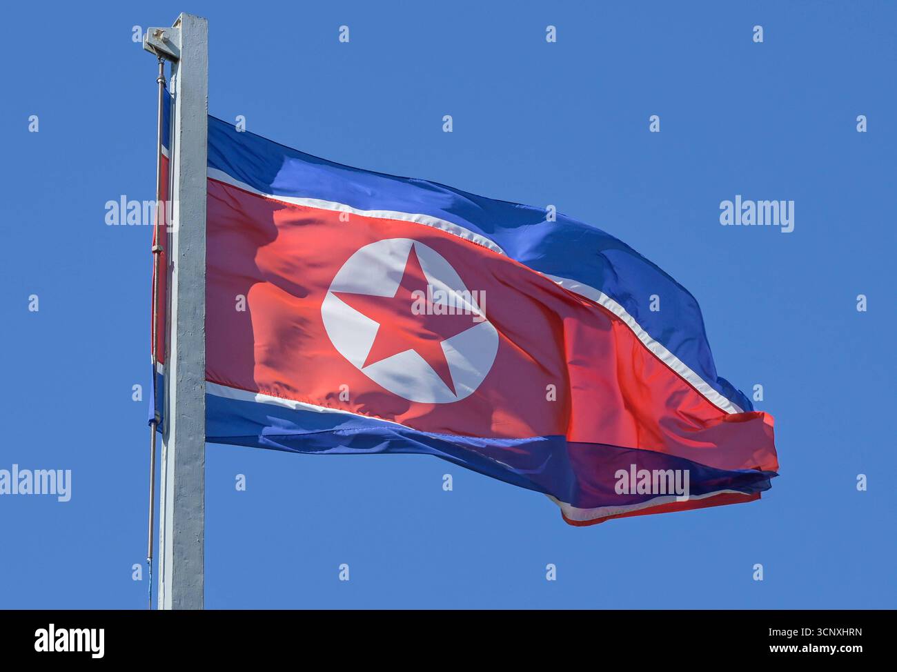 Fahne über der Botschaft der Demokratischen Volksrepublik Korea ...
