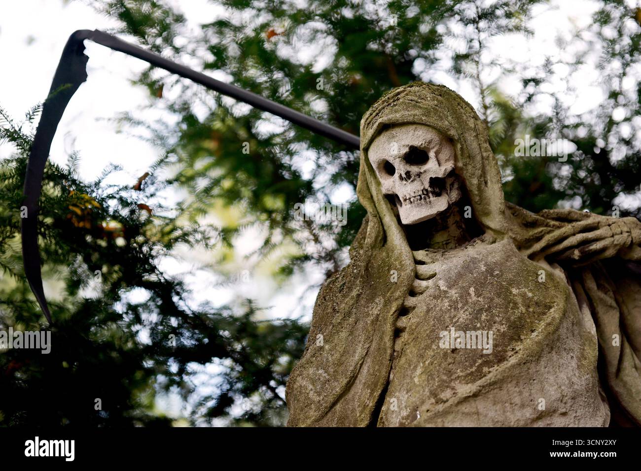 Die Statue des Sensemann auf dem Melaten-Friedhof. In Deutschland lagen ...