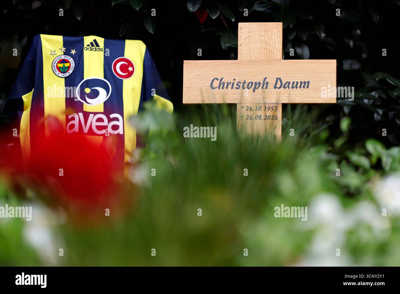 Das Grab von Fußballtrainer Christoph Daum auf dem Melaten-Friedhof in ...