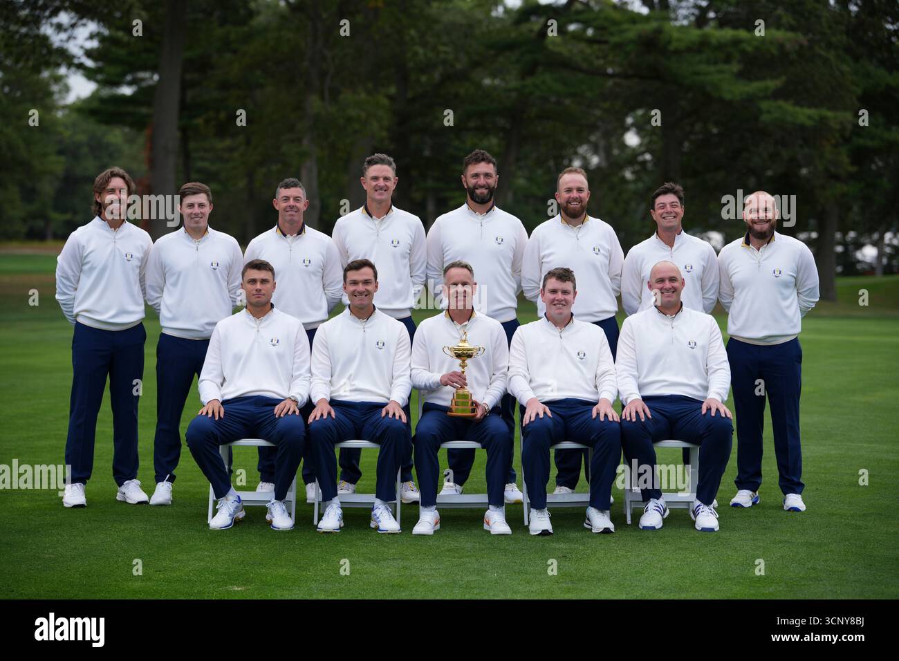 Members of the 2025 European Ryder Cup team pose for a group photo ...