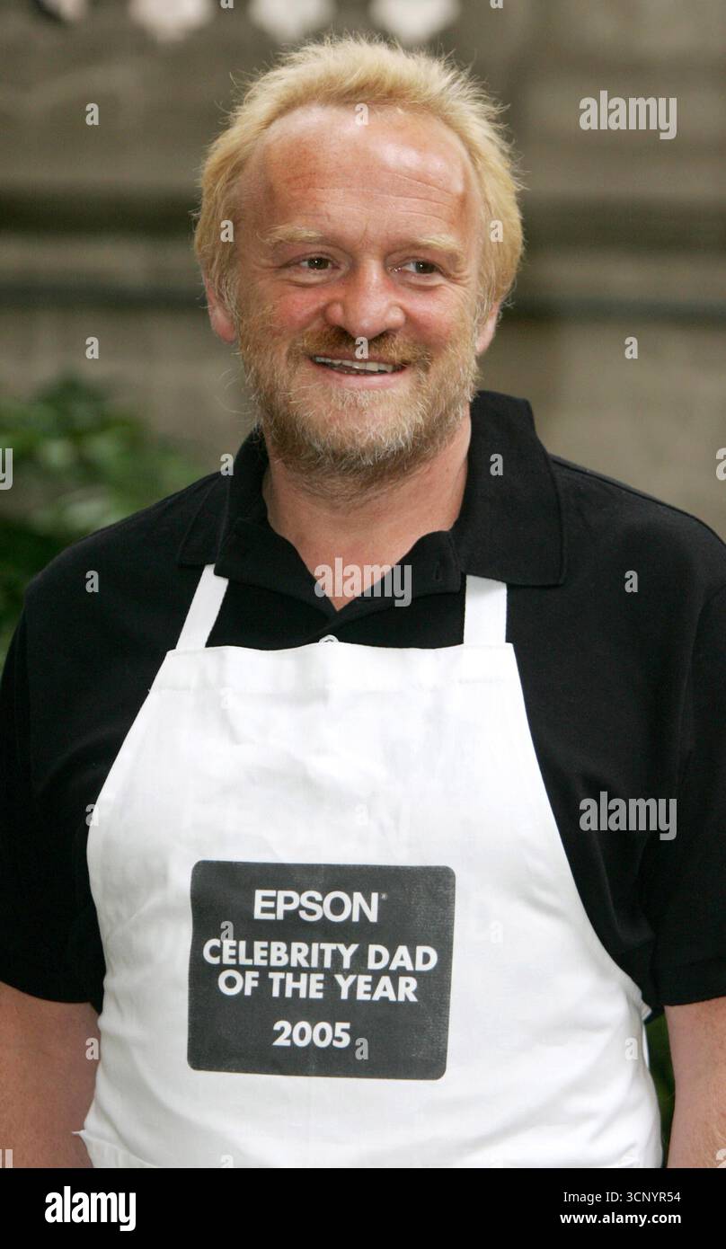Anthony Worrall Thompson is revealed as the Epson Celebrity Dad Of The ...