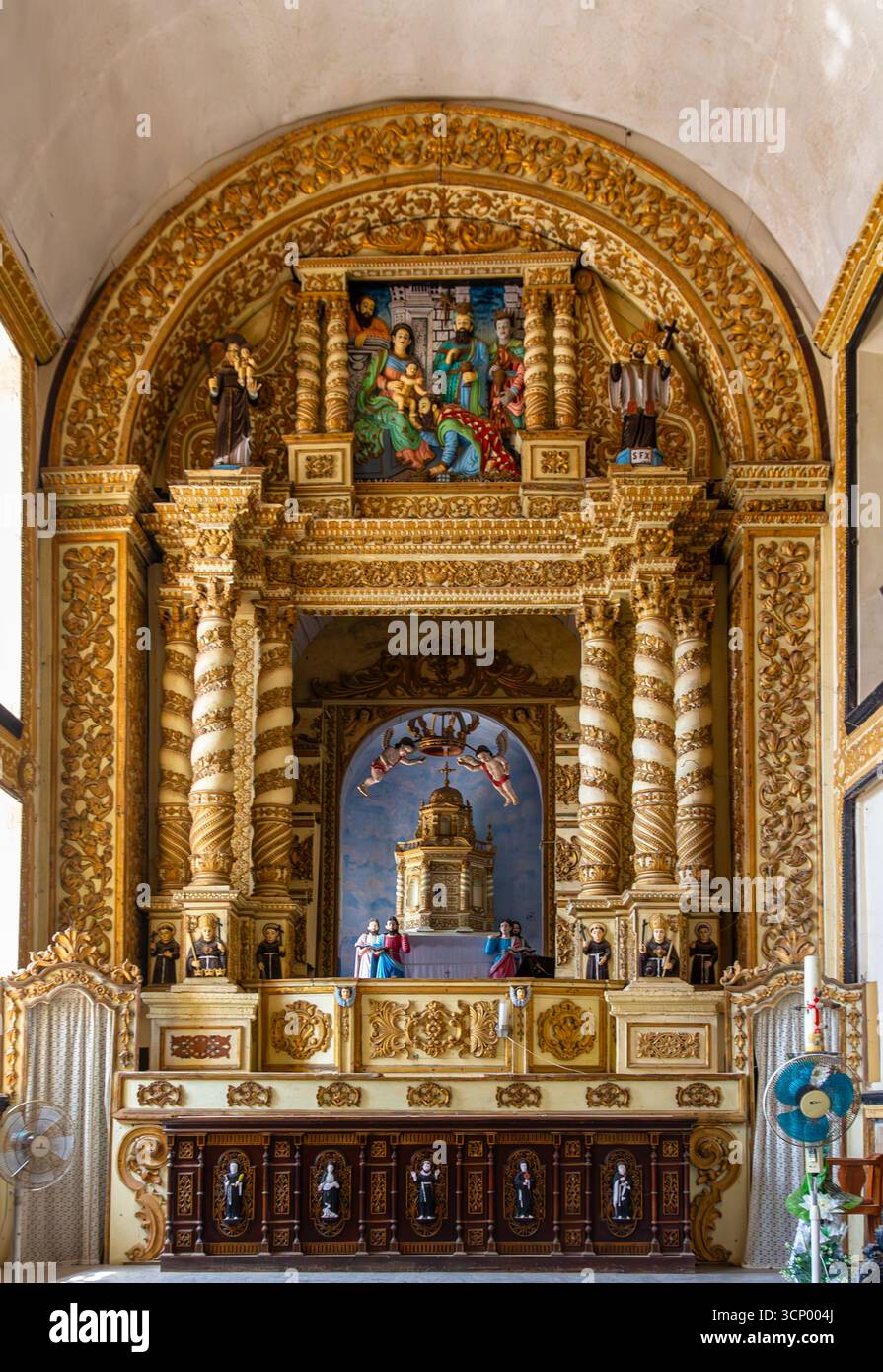 Solemn altar hi-res stock photography and images - Alamy