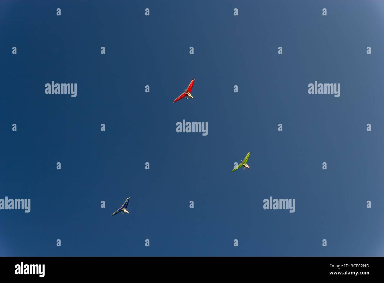 Hang gliders soaring above hi-res stock photography and images - Alamy