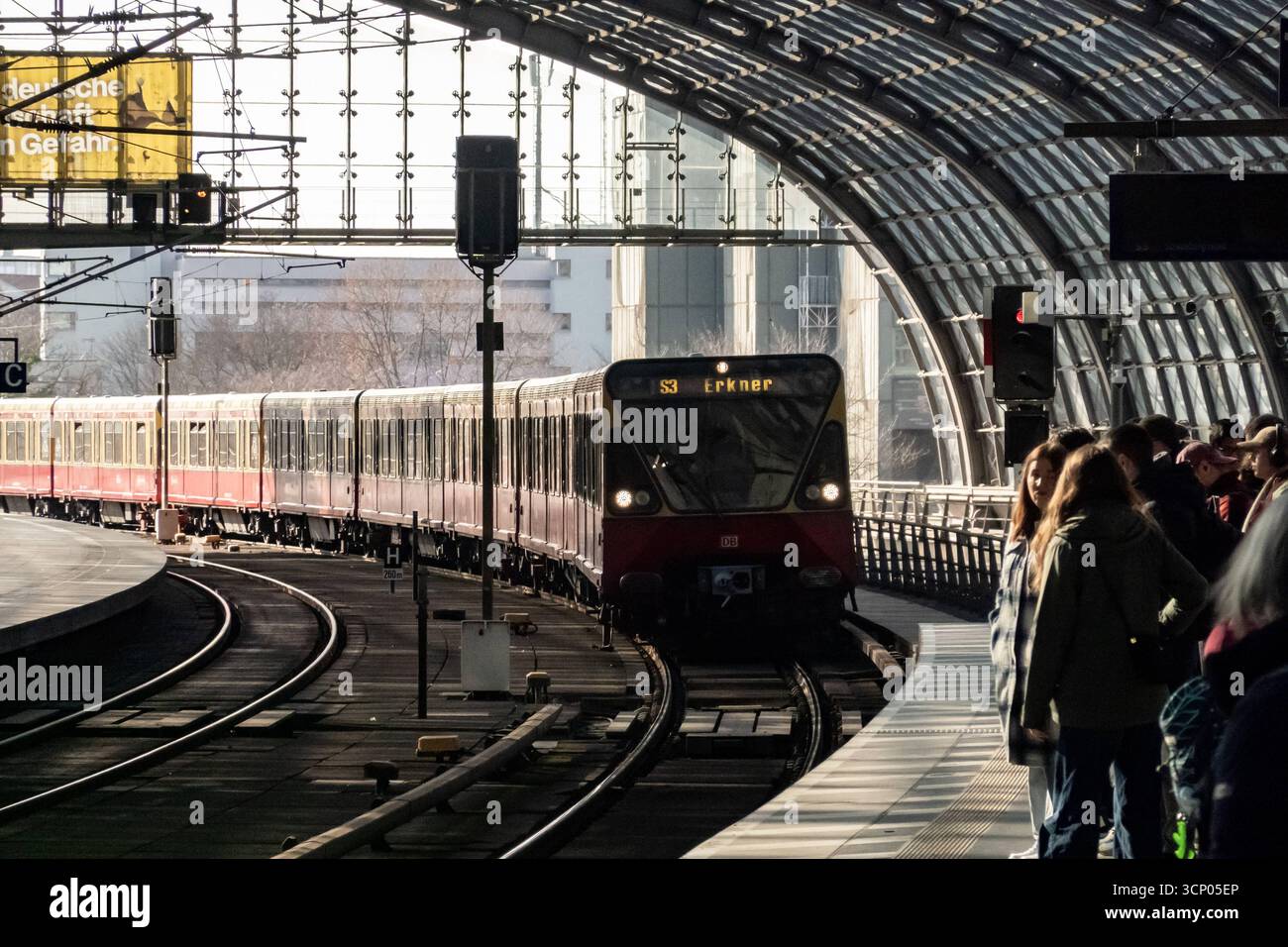 S3 nach Erkner am Hauptbahnhof in Berlin am 2. März 2025. *** S3 to ...