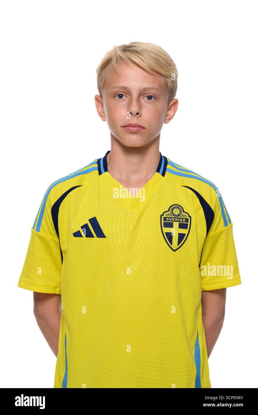 250923 Filip Olsson poserar för ett porträtt under en fotografering med ...