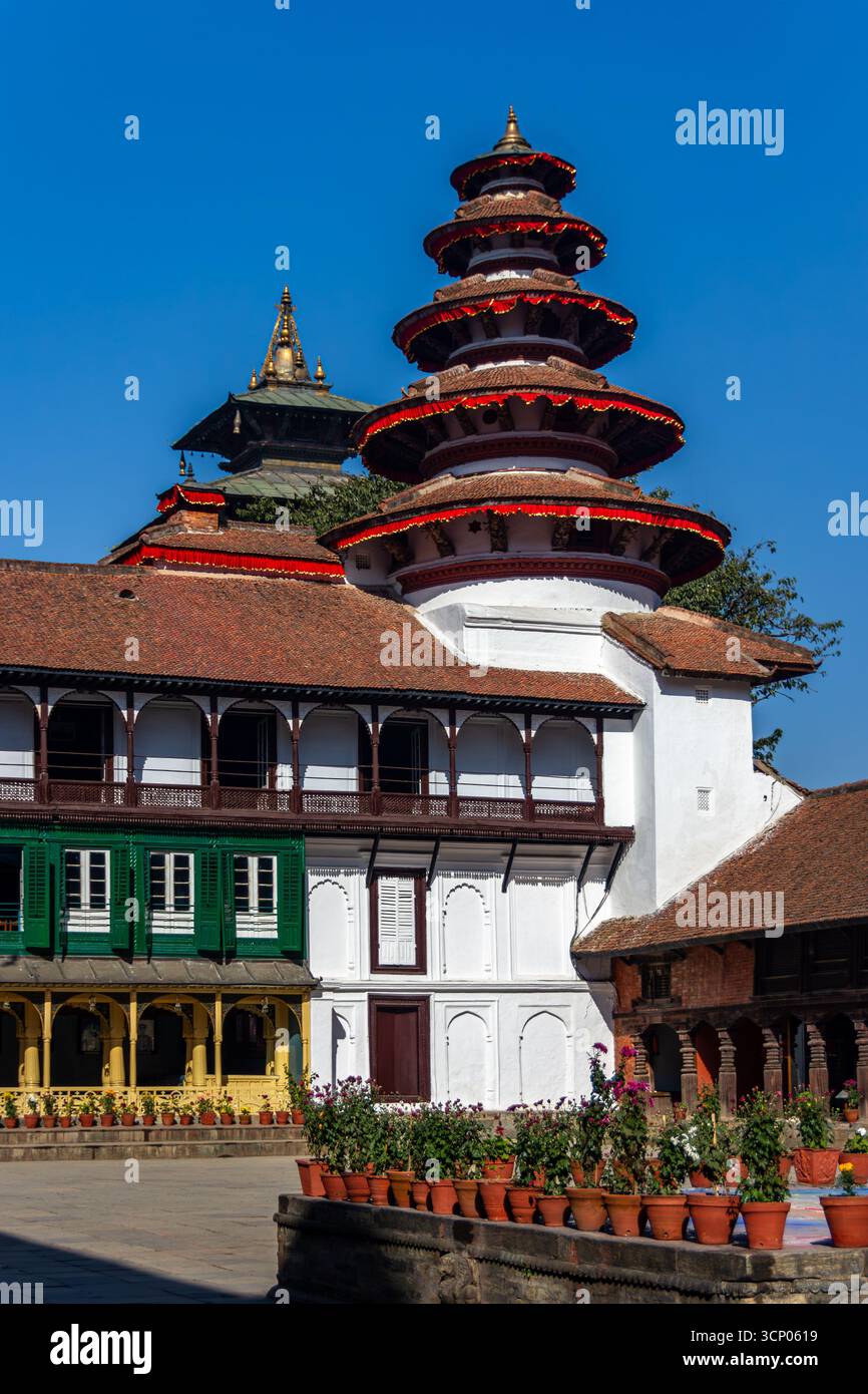 Nepali Pagoda Temple Green Shutter Building Stock Photo - Alamy