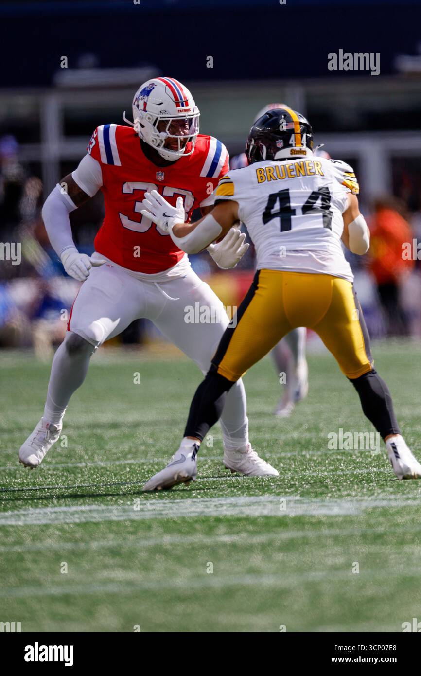 New England Patriots linebacker Anfernee Jennings (33) battles with ...