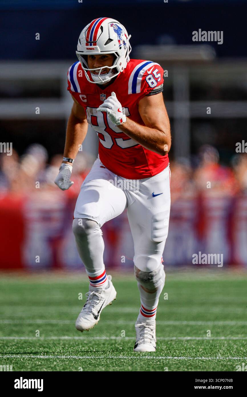 New England Patriots tight end Hunter Henry (85) runs a route during ...