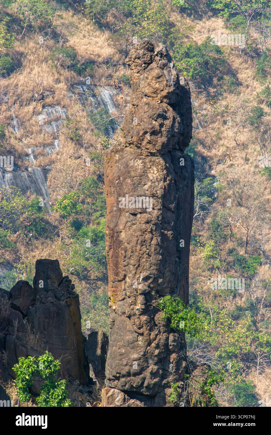 Landscape valley towering rocky hi-res stock photography and images - Alamy
