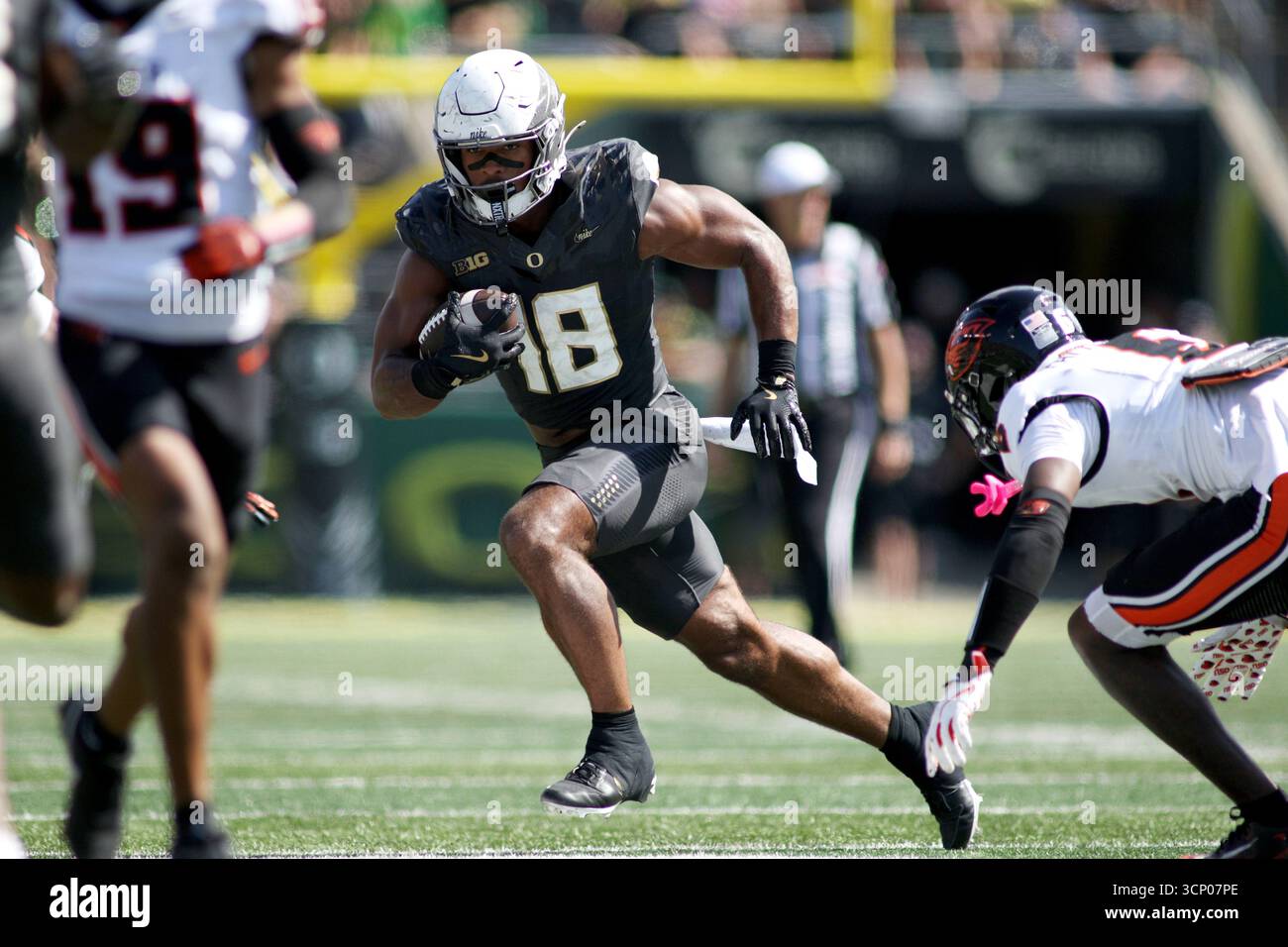 Oregon tight end Kenyon Sadiq (18) runs the ball during the second half ...