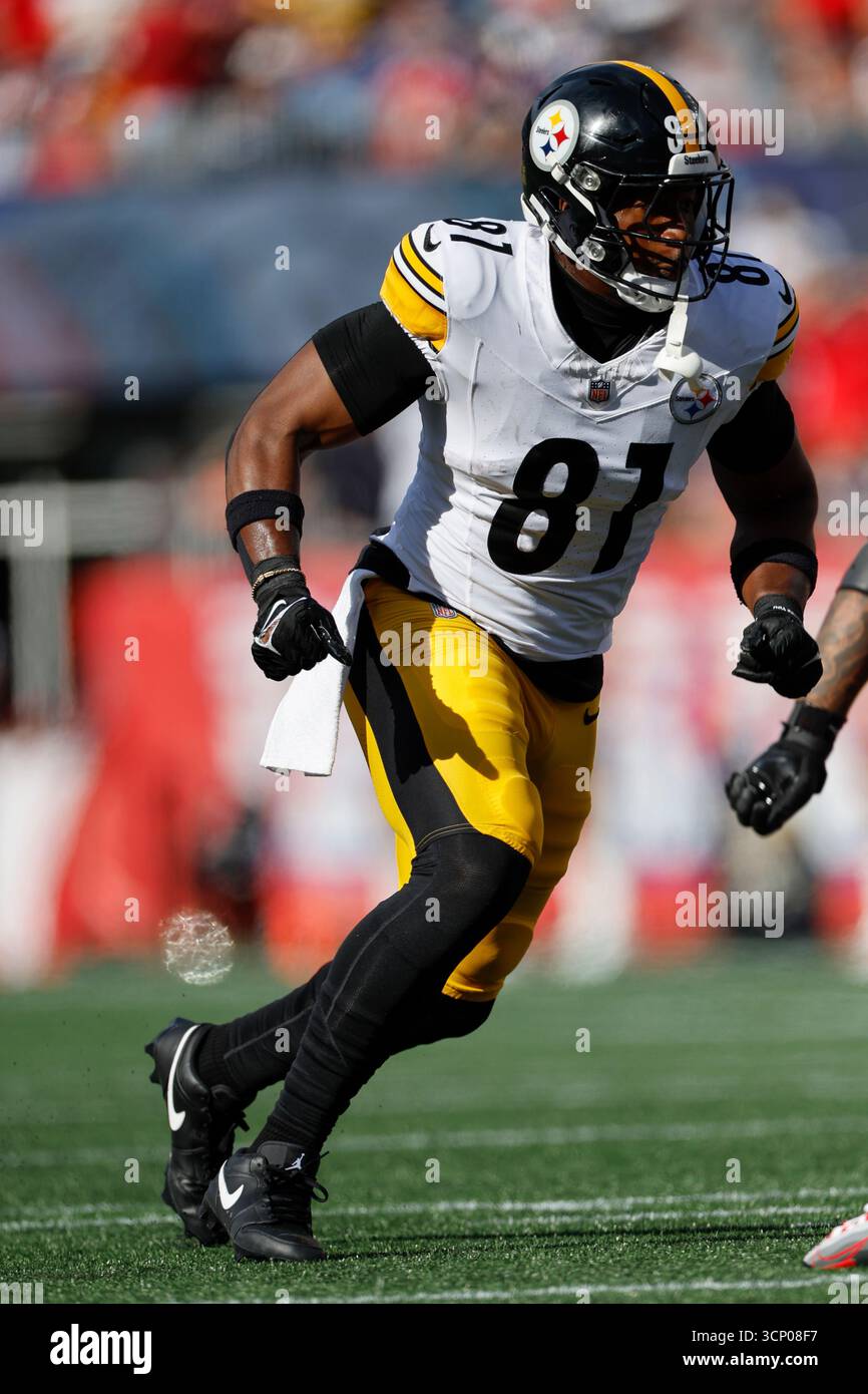 Pittsburgh Steelers tight end Jonnu Smith (81) runs a route during the ...