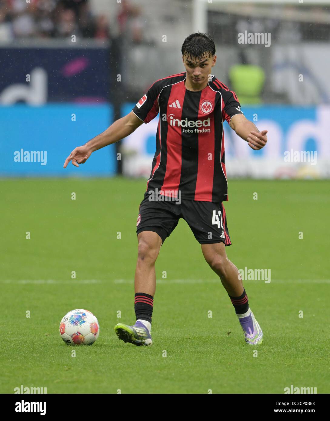 Can. Uzun fotografiert beim Fußball Bundesliga Spiel Eintracht ...