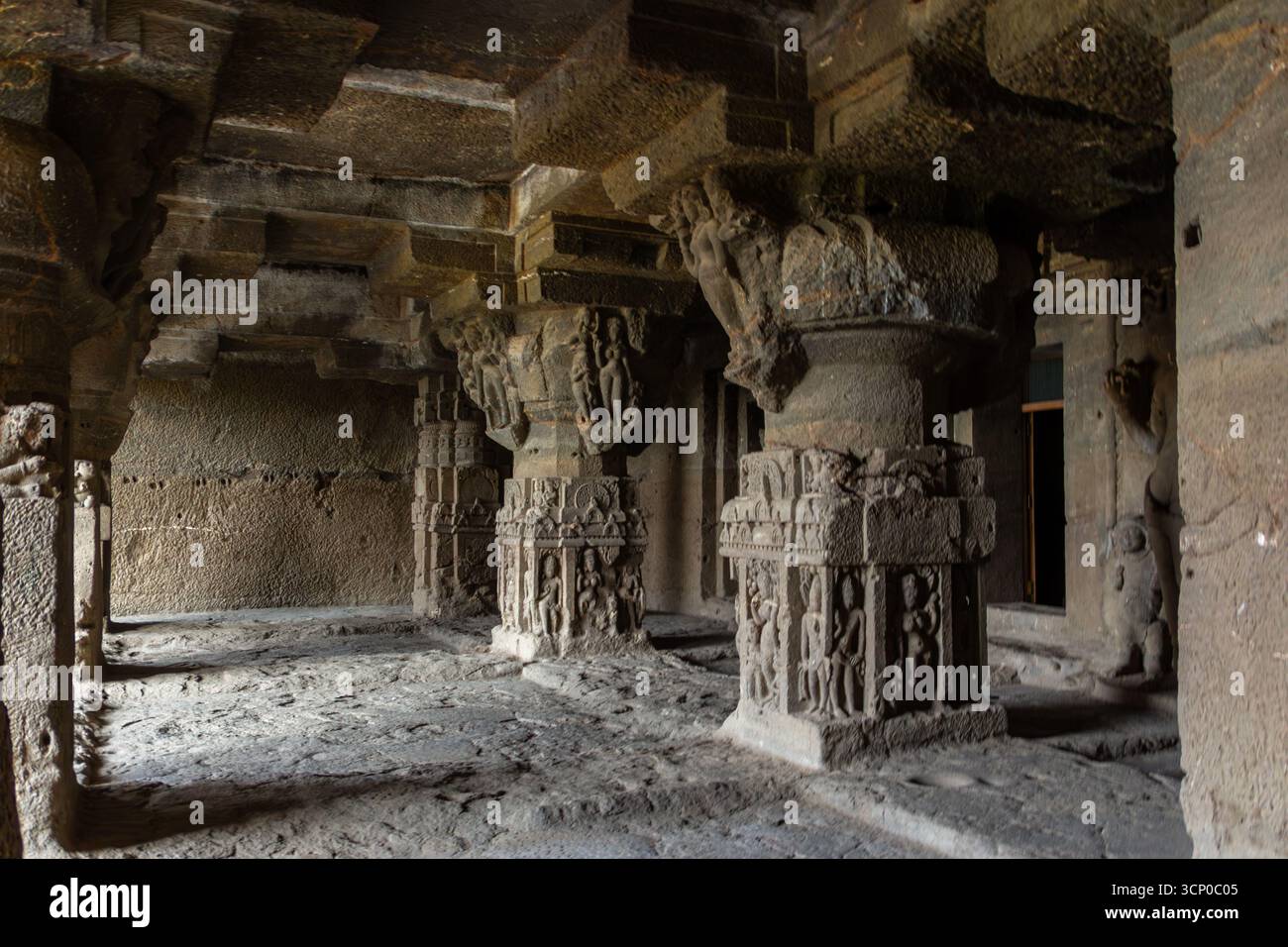 Interior traditional temple ornate hi-res stock photography and images ...