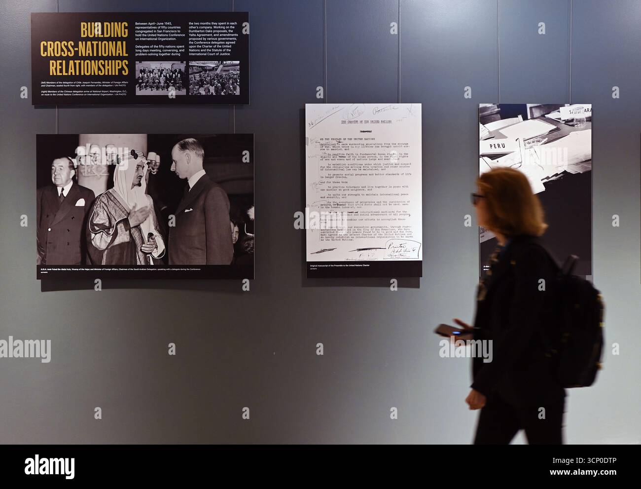 (250923) -- UNITED NATIONS, Sept. 23, 2025 (Xinhua) -- A woman walks ...
