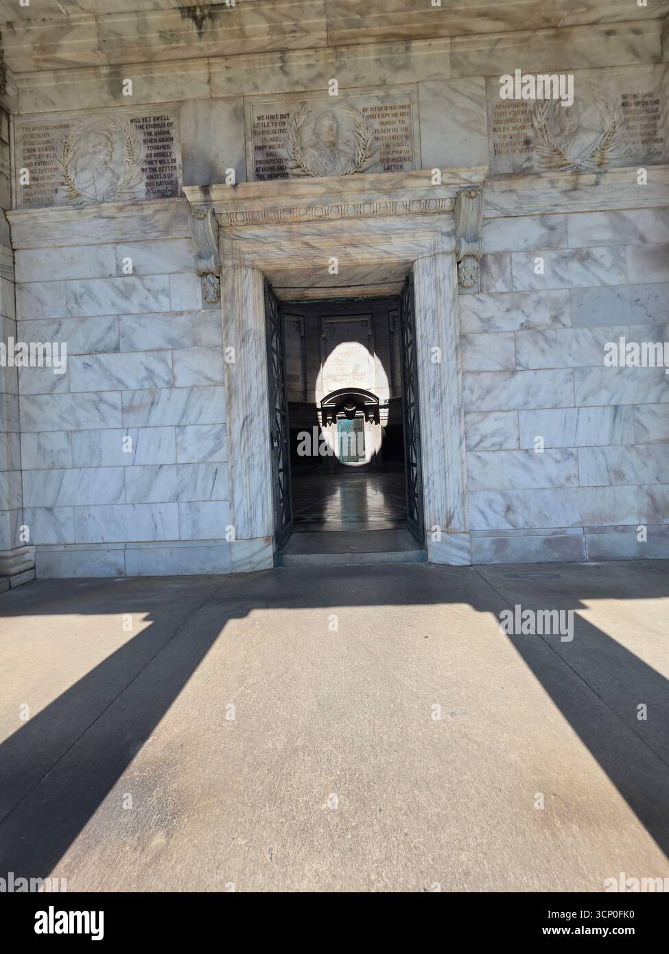 Illinois State Memorial with Abraham Lincoln statue Vicksburg National ...